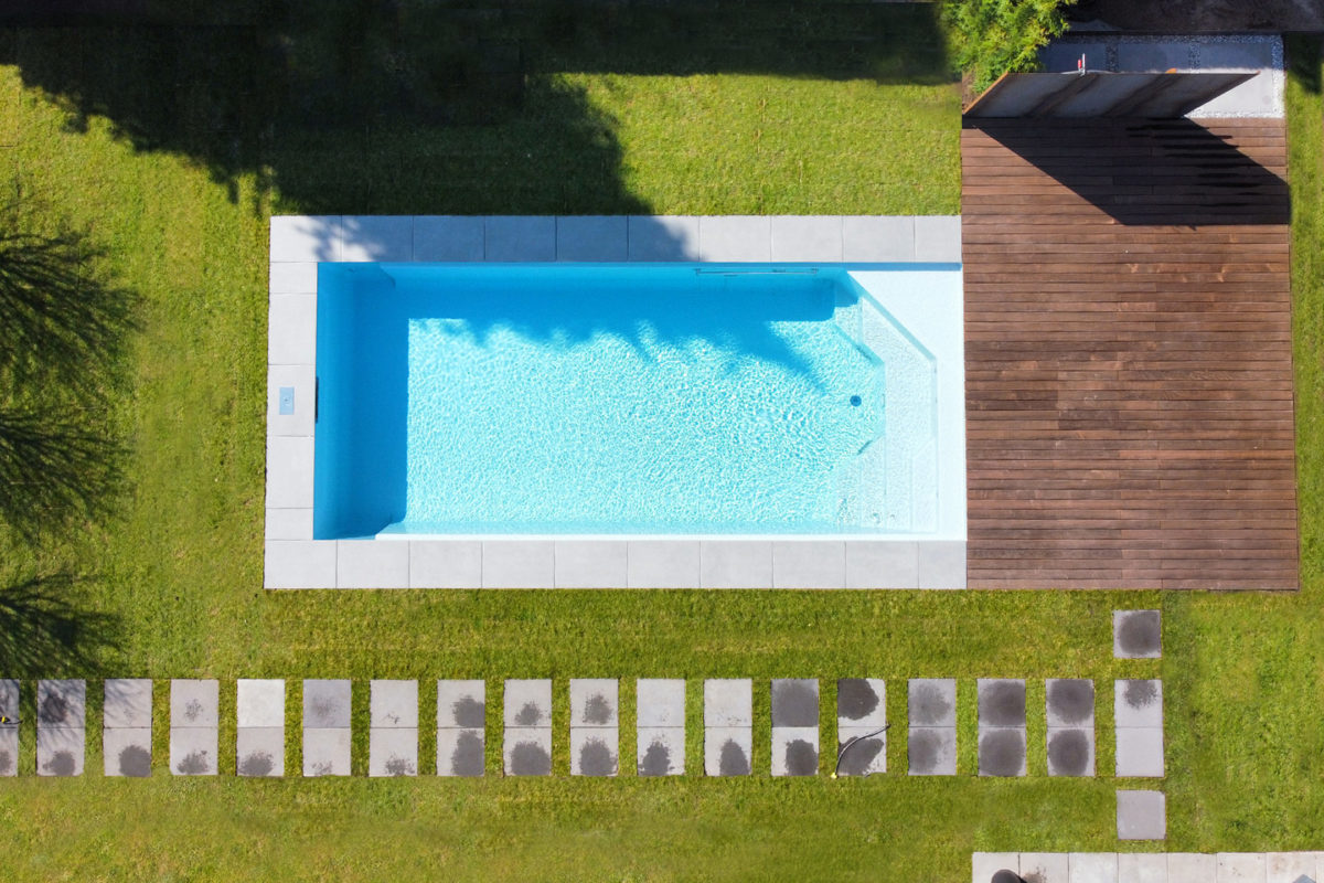 Moderner Pool mit anschließender Holz-Terrasse « Frings Garten GmbH ...